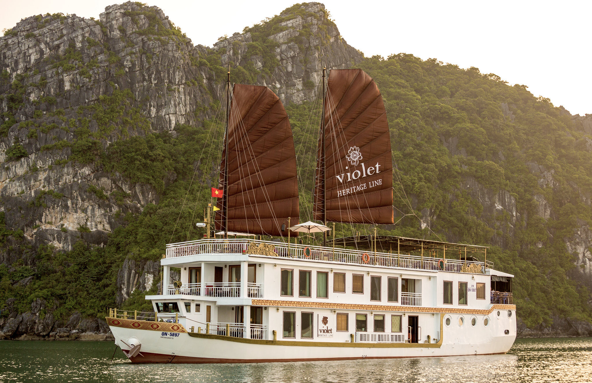 Heritage Line - Violet, Halong Bay, Vietnam: Luxus-Buchtkreuzfahrt
